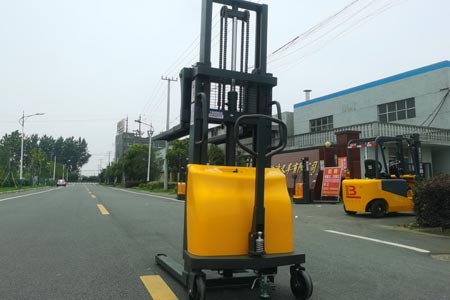 Semi-electric Stacker: Rain Protection & Daily Maintenance Tips